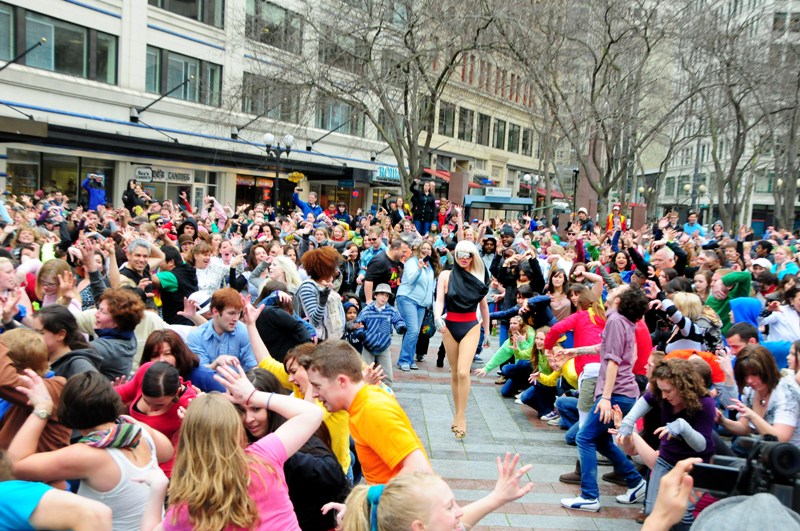 Seattle loves its flash mobs! This weekend, 1100-1200 mobbers ...