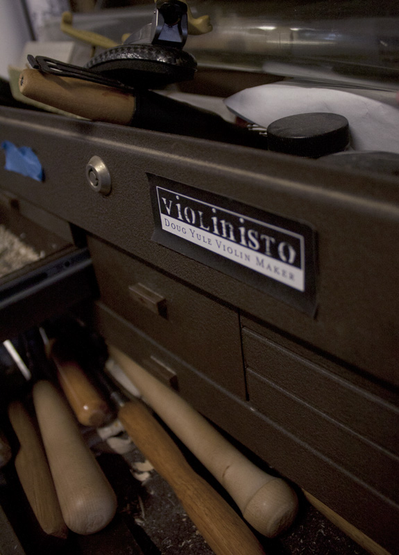 "Violinisto" is Doug Yule's violin-making studio. Watch how he creates ...